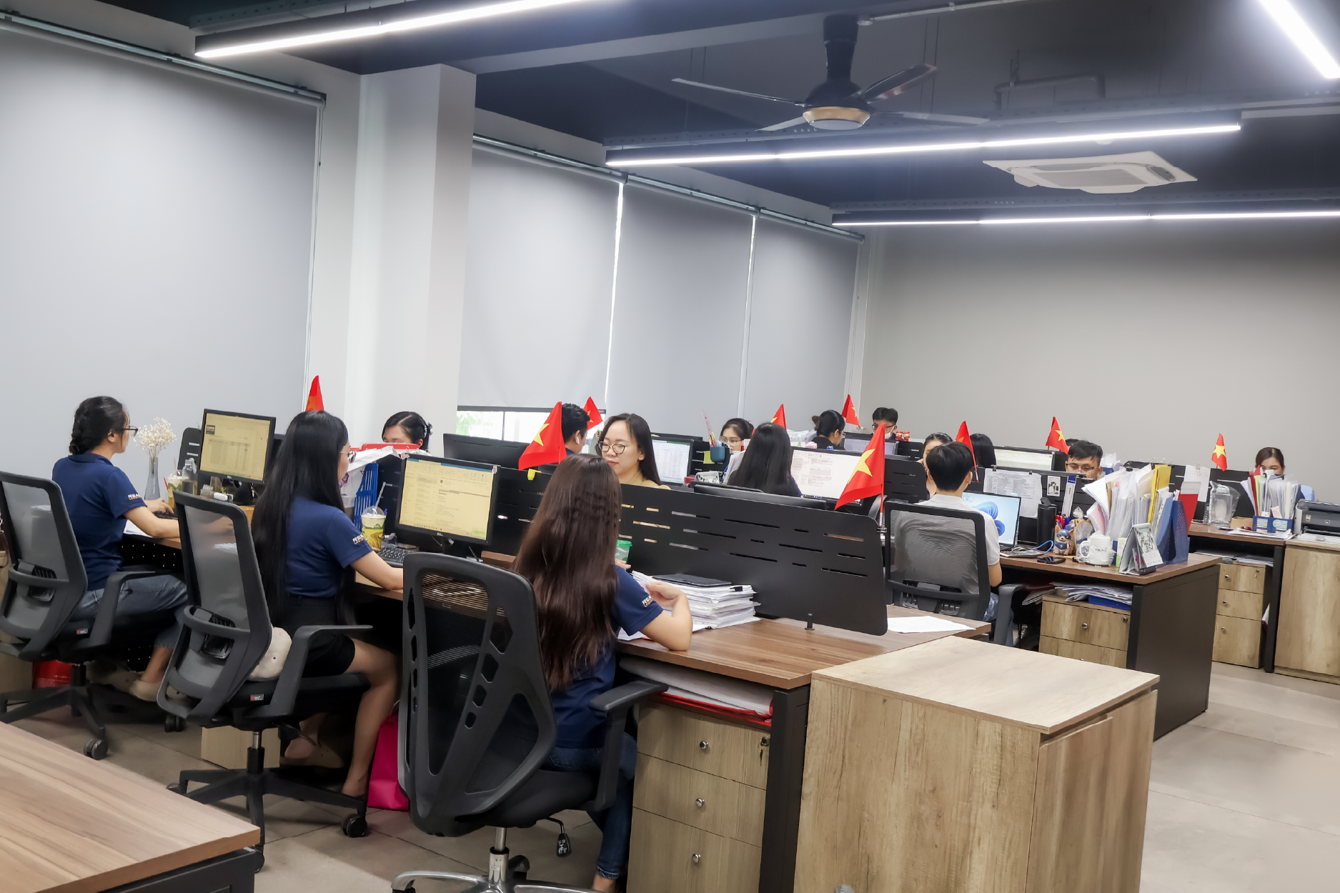 Tự Hào Việt Nam – Real Logistics Rực Rỡ Chào Mừng 50 Năm Đại Lễ 30/4 và 1/5